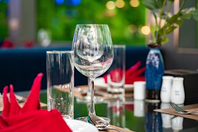 Hanoi: Halong Bay Luxury Cruise with Lunch, Jacuzzi, Sunset Party - Dining Experience