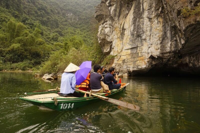 Hanoi: Mua Cave, Tuyet Tinh Coc Pagoda & Trang An Boat Tour - The Tranquility of Trang An