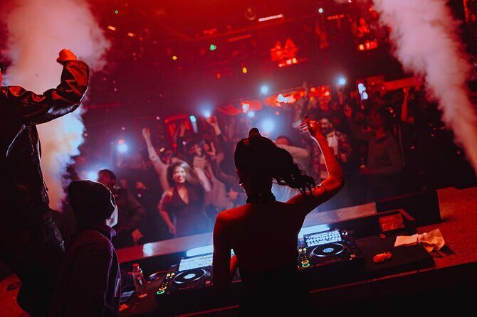 Hanoi Night Bar Crawl with Local Guide & Free Shots - Key Points