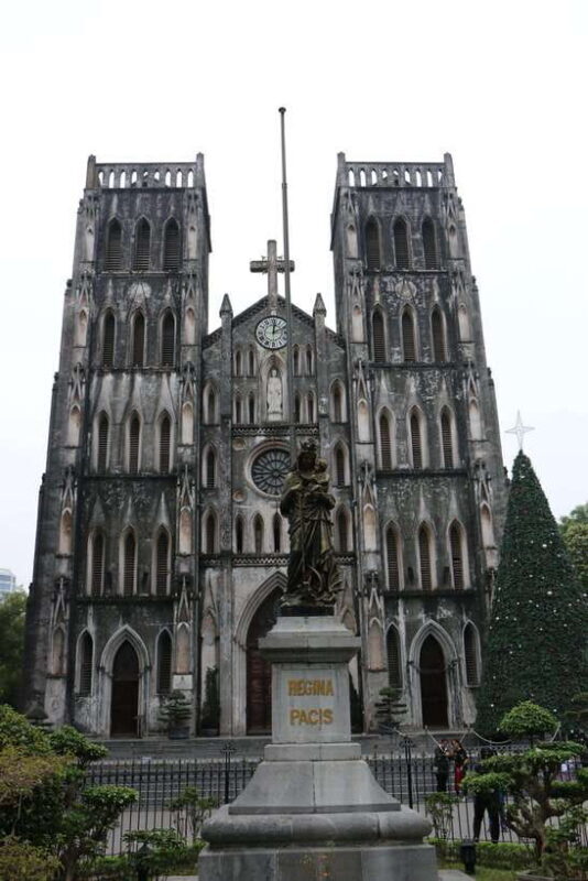 Hanoi: Old Quarter Walking Tour with Private Lunch - Historic Landmarks: O Quan Chuong Gate and Bach Ma Temple