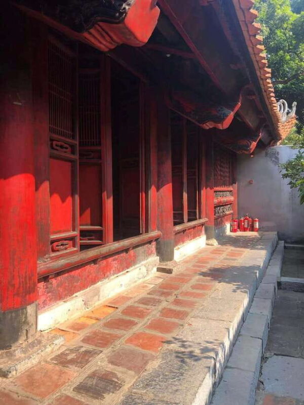 HANOI: SCOOTER VISIT TRAIN STREET & CULTURE SIGHTSEEING - Who Should Consider This Tour?