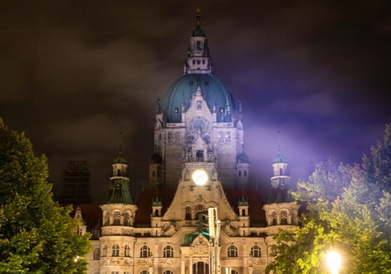 Hanover: Flashlight Guided Walking Tour at Night - A Practical Guide to the Hanover Night Tour