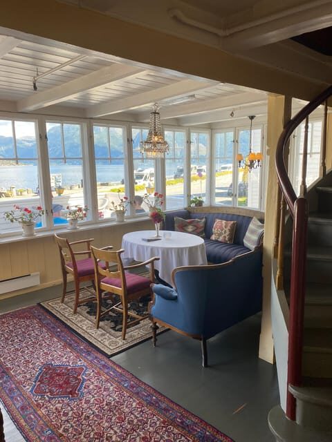 Hardangerfjord Lunch at Cider Farm, Coffee at historic Hotel - FAQs