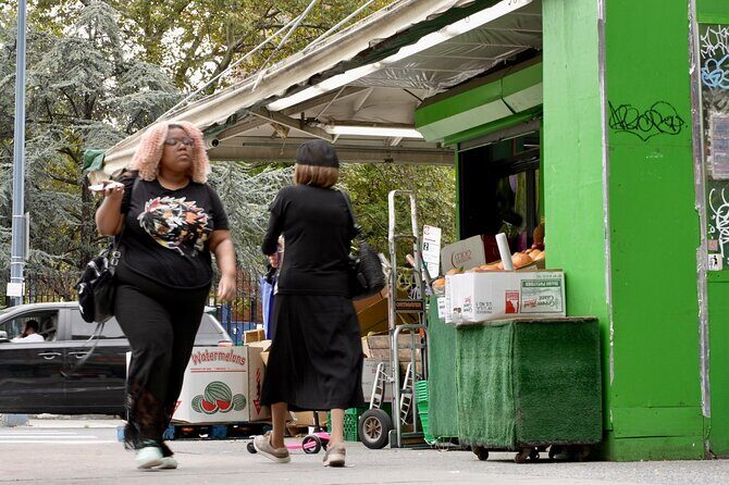 Hassidic Williamsburg: A Self-Guided Audio Tour in Brooklyn - Food and Neighborhood Contrasts