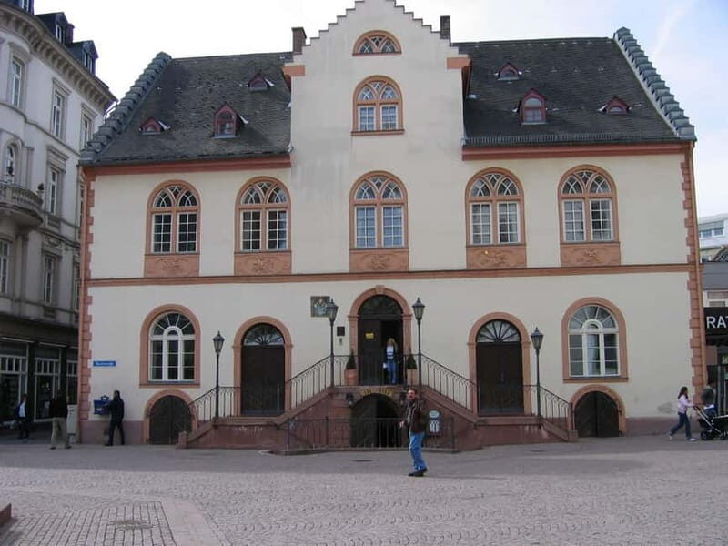 Heiße Quellen: Wiesbaden - Von den Römern bis heute - Practical Details and Value