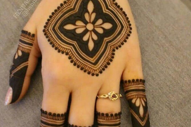 Henna application session with dinner - FAQs