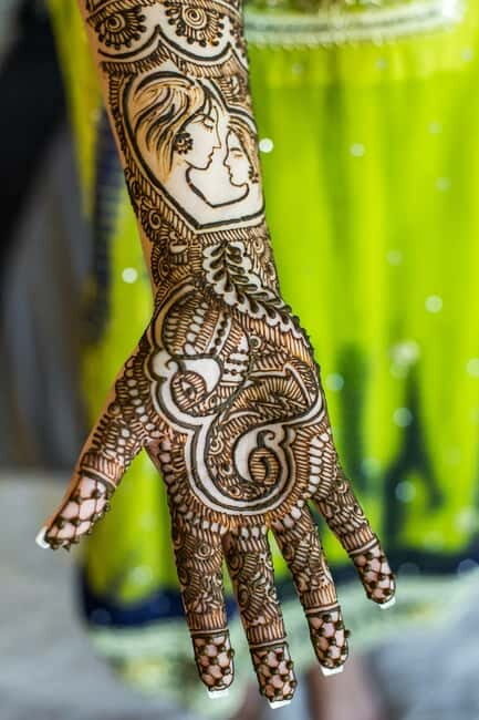 Henna on hands in Jaipur - An In-Depth Look at the Experience