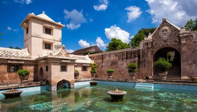 Heritage Tour at Taman Sari and Keraton Yogyakarta - A Cultural Tapestry: Local Artisans and Performances