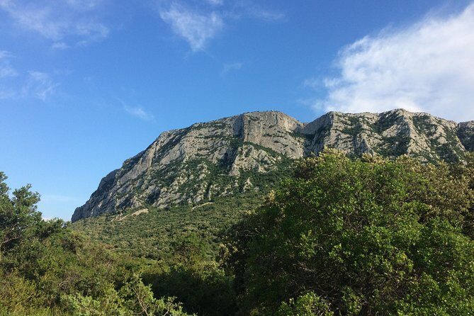 Hike to the top of "Pic Saint Loup", wine & food - The Sum Up