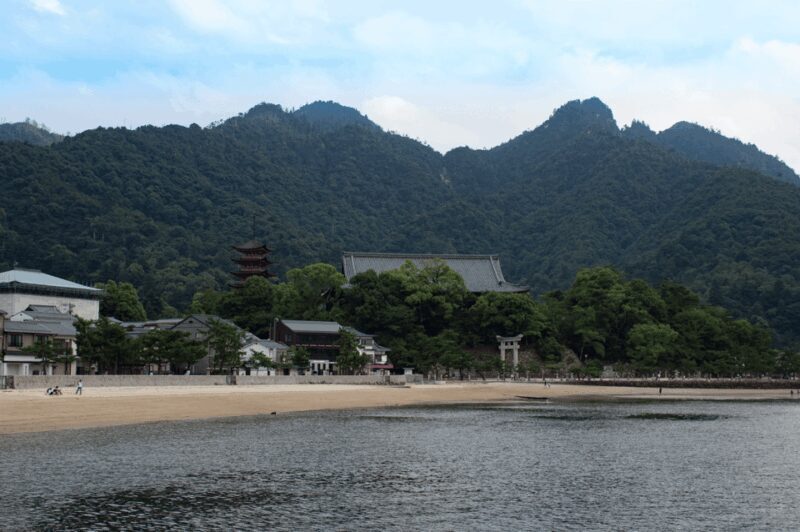 Hiroshima & Miyajima tour with English/Spanish Speaker Guide - Moving Forward to Miyajima