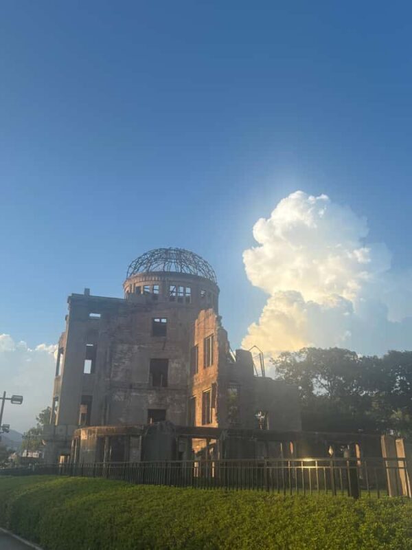 Hiroshima Peace Memorial Park: Discover the stories behind the monuments - An engaging introduction to Hiroshima Peace Memorial Park