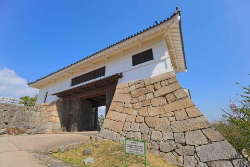 Hiroshma: Fukuyama Castle, Tomonoura & Sensui-jima Day Tour - Lunch and Local Flavors