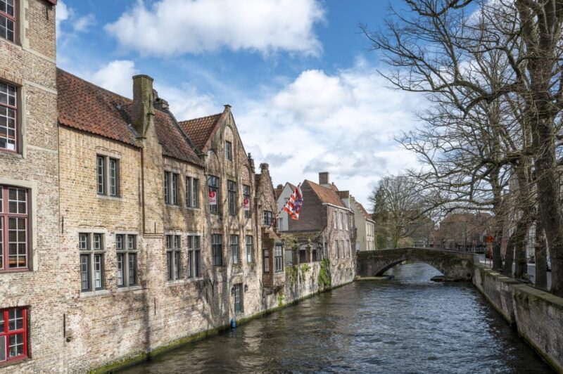 Historical walk in Bruges with local guide. Praline included - Key Points