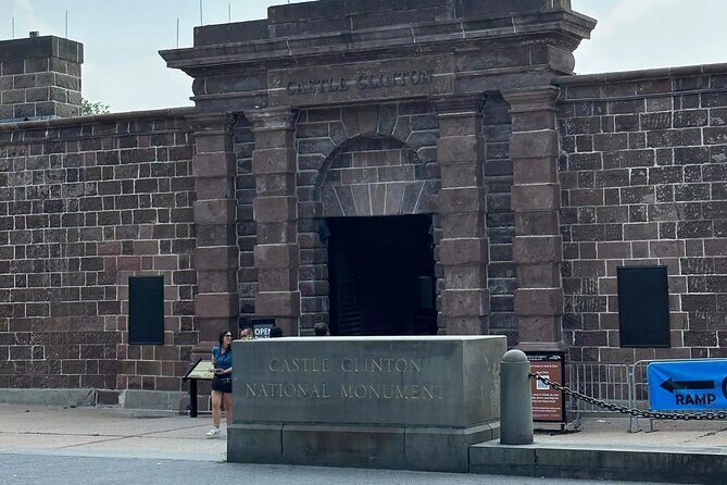 History of Alexander Hamilton in New York: An Audio Tour - The Start at Bowling Green and Charging Bull