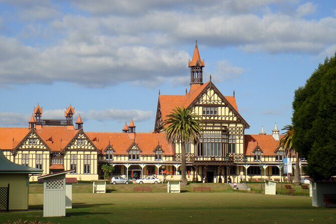 Hobbiton & Rotorua Small Group Tour from Auckland - Additional Stop: Green Beverages and Lunch Breaks
