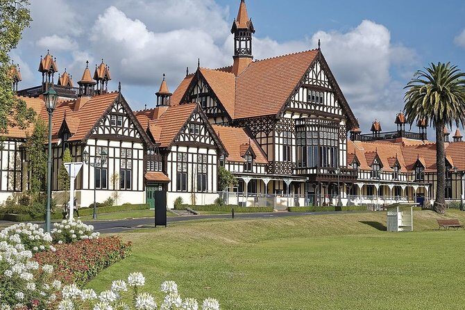 Hobbiton & Rotorua Small Group Tour including Te Puia from Auckland - Return to Auckland: Secret Stops and Local Insights