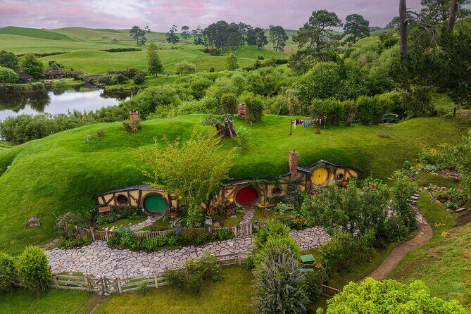 Hobbiton & Waitomo Caves Guided Tour from Auckland with Lunch - Waitomo Glowworm Caves: A Natural Wonder