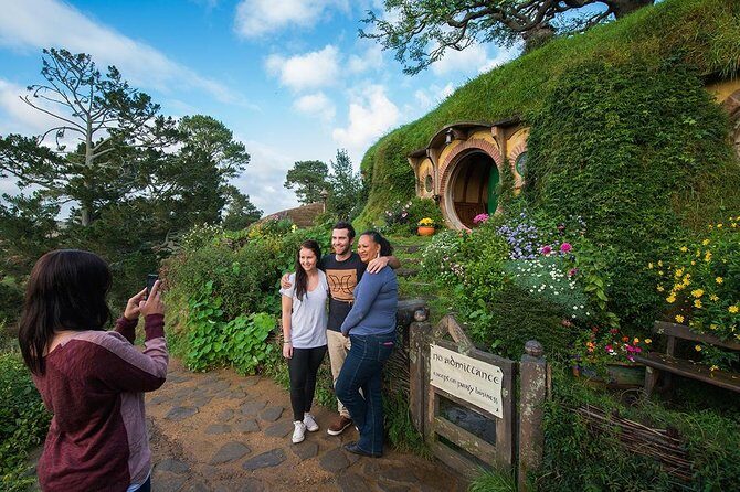Hobbiton & Waitomo Caves Small Group Tour from Auckland inc Lunch - FAQ