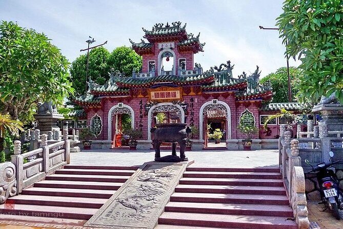 Hoi An City by night and release paper latern on Hoài river - Key Points