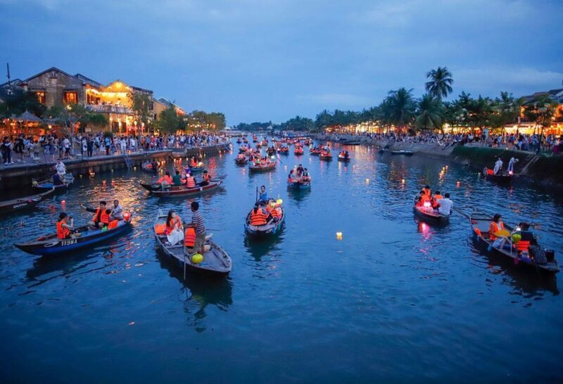 Hoi An: Floating Flower Lantern River Boat Ride at Night - The Experience of the Floating Flower Lantern River Boat Ride