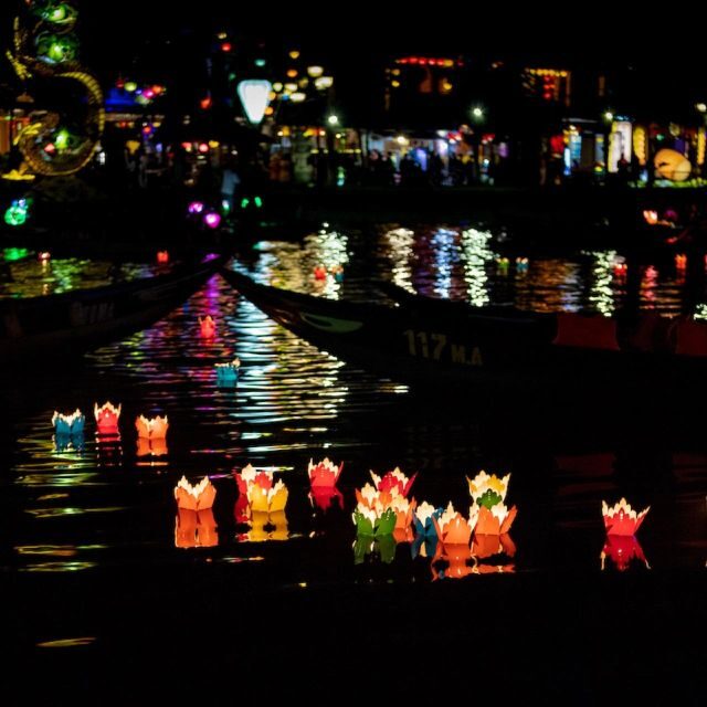 Hoi An : Hoai River Boat Trip by Night and Floating Lantern - The Experience in Detail