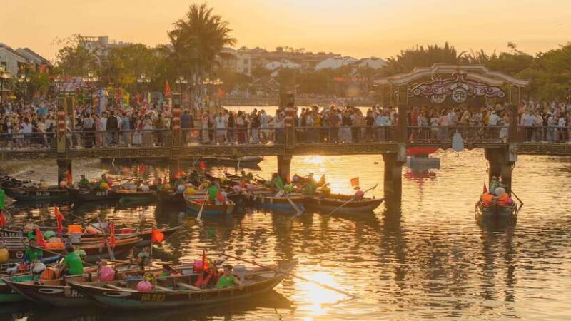 Hoi An : Lantern Boat Trip & Release Lantern - An In-Depth Look at the Lantern Boat Experience
