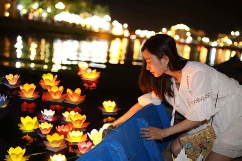 Hoi An : Night Boat Trip and Floating Lantern on Hoai River - Exploring the Experience in Depth