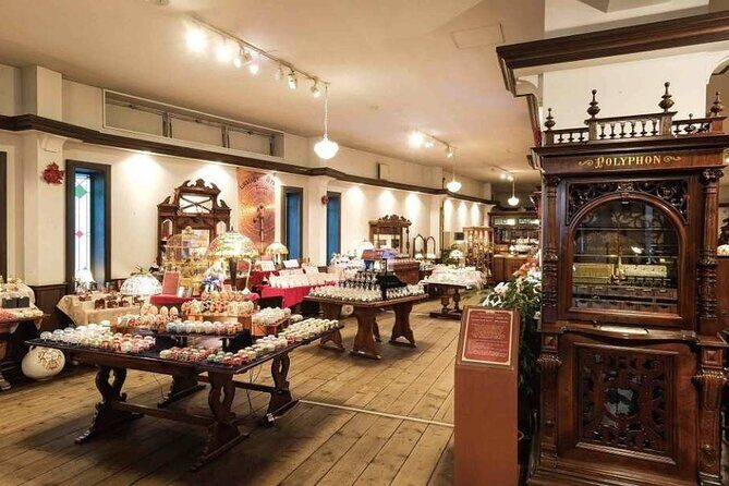 Hokkaido Scenic Day Tour Hell Valley Lake Toya and Otaru - Showa Shinzan Bear Ranch and the Lake Views