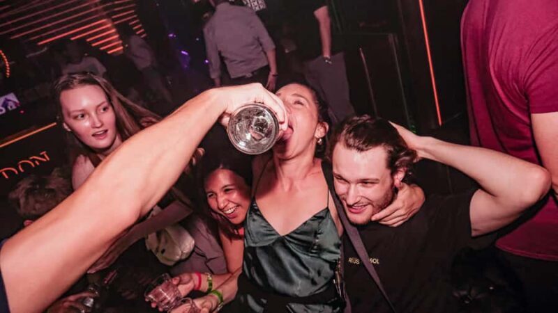 Hong Kong: #1 Pub Crawl! 3 Bars & FREE CLUB ENTRY - The Sum Up