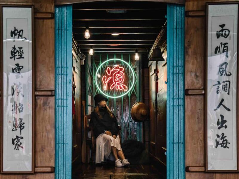 Hong Kong: Sampan Tour, Lamma Island, and Seafood Lunch - Key Points