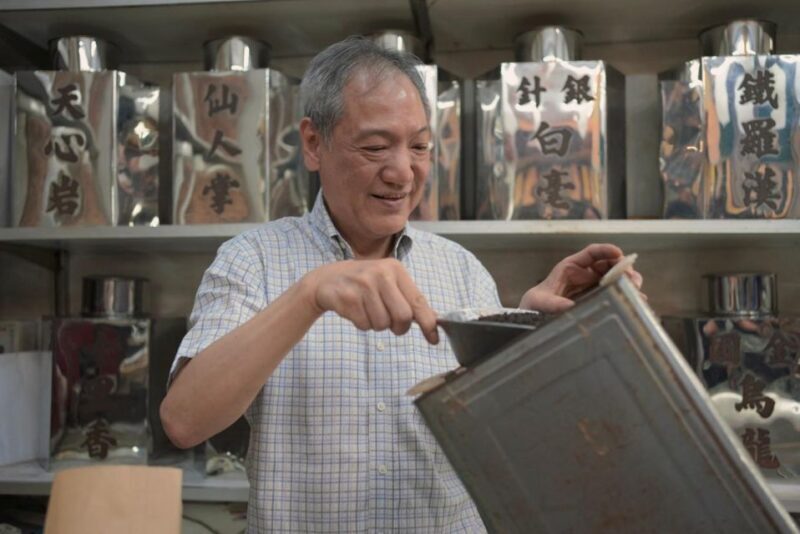 Hong Kong Street Food Tour with Locals - Dim Sum, Wonton - A Deep Dive into the Hong Kong Street Food Experience