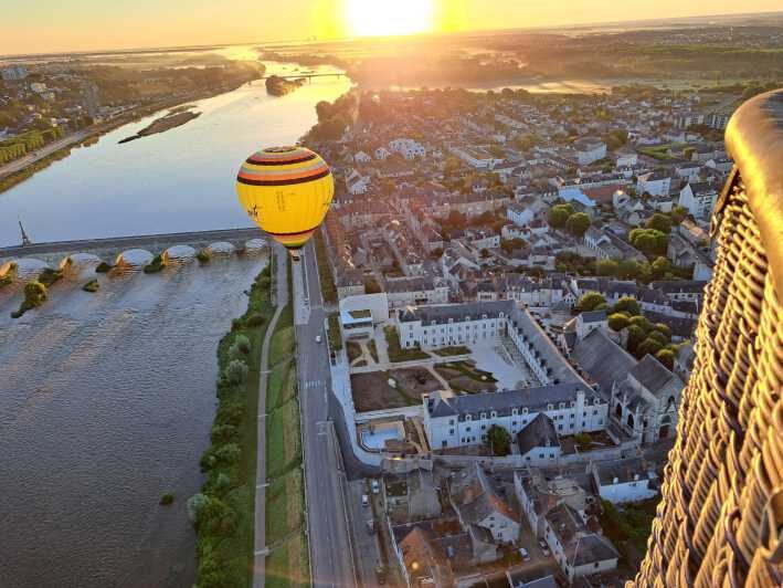 Hot air balloon flight:Chambord, Chenonceau,Cheverny,Blois - An In-Depth Look at the Loire Valley Balloon Experience