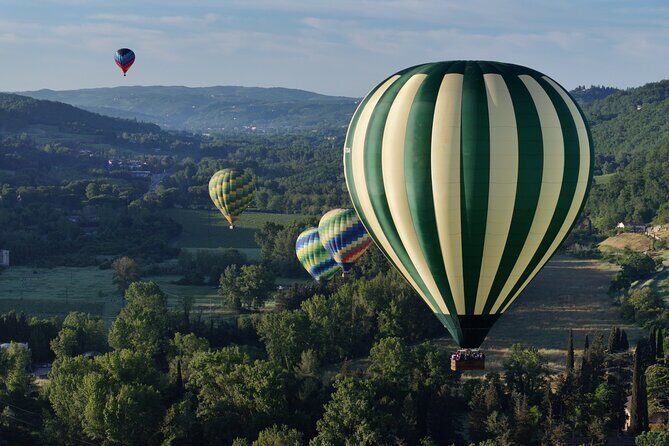 Hot air balloon over the hills of Pienza, Montalcino and Val D'Orcia - An In-Depth Look at the Experience