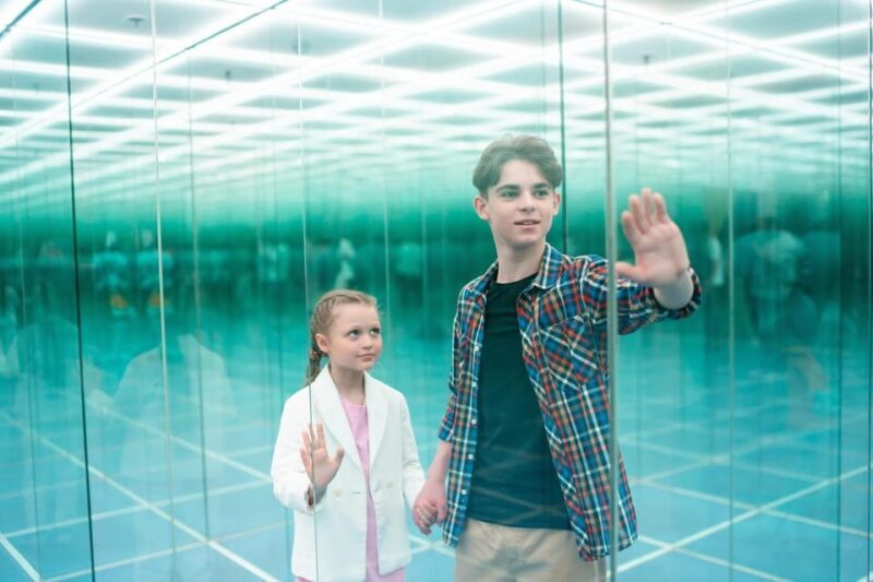 ''House Of Attractions'': Glass Labyrinth Family Ticket 2+1 - Key Points