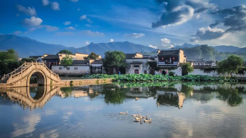Huangshan: Private Hongcun Tour UNESCO Site & Ancient Lanes - Key Points