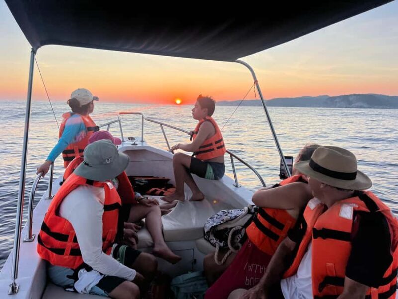 Huatulco: Sunset on a boat in the ocean - The Experience from the Travelers Perspective