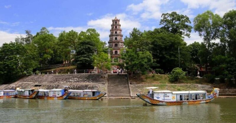 Hue : Imperial Citadel - Thien Mu Pagoda - Dragon Boat Trip - Overview of the Hue Imperial Citadel - Thien Mu Pagoda - Dragon Boat Trip