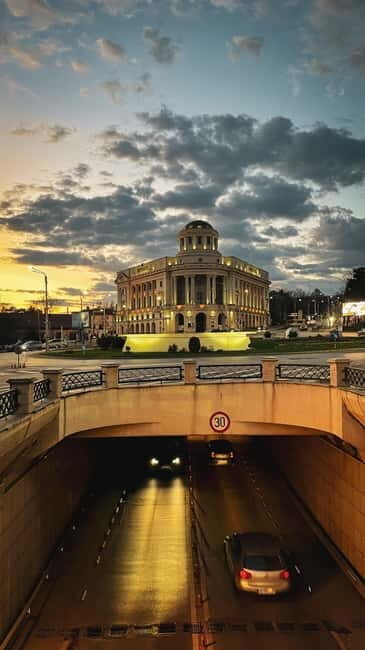 Iasi: Walking Tour with a local guide - Walking Along Stefan cel Mare si Sfant Boulevard