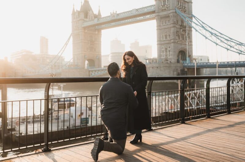 Iconic London Portraits Tour with Expert Local Photographer - Key Points