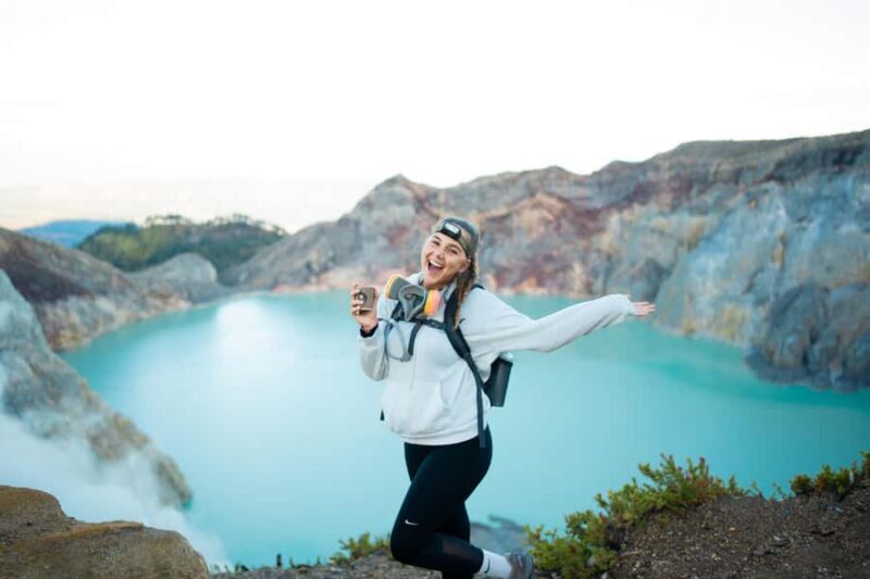 Ijen Midnight Tour With Experienced Guide - Key Points