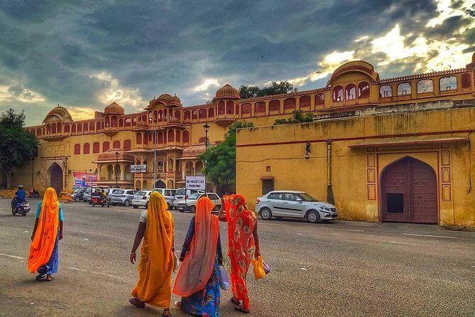 India's Bestseller 5 Days Golden Triangle Tour with Dinner - Transportation, Accommodation, and Practicalities