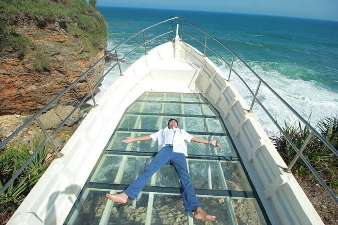 Indonesia : Teras Kaca Pantai Nguluran in Yogyakarta - Key Points