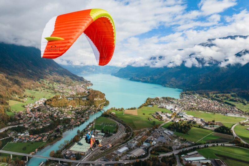 Interlaken: Tandem Paragliding Flight - An In-Depth Look at the Flight Experience