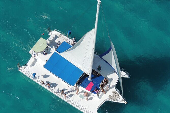 Isla Mujeres Catamaran Snorkeling, Beach Club Lunch and Open bar - Onboard Experience: Food and Drink
