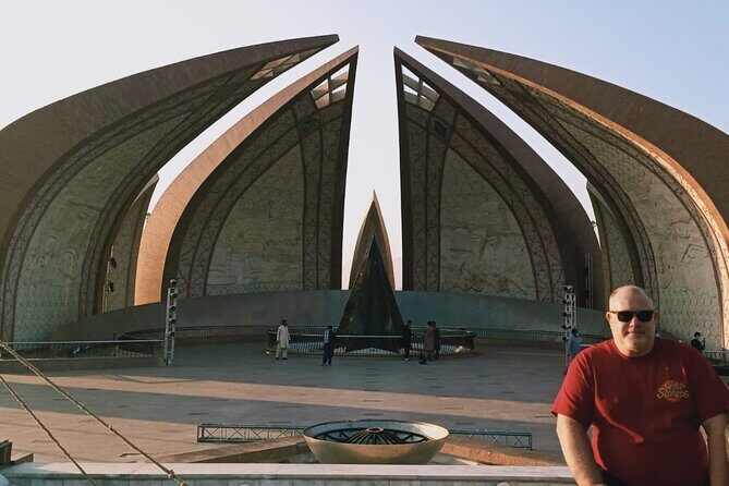 Islamabad City Tour With Faisal Mosque, Pakistan Monument & Lunch - An Impressive Start at Faisal Mosque