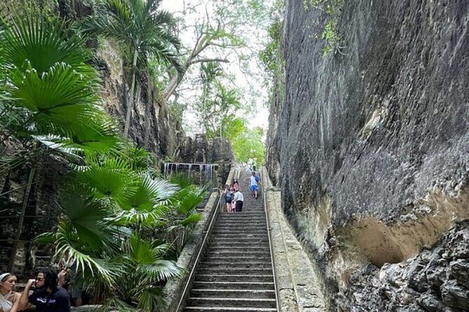 Island Tour,Beach & Lunch stop at Fish fry in Nassau Bahamas - Key Points