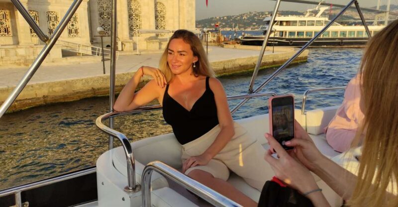 Istanbul: Bosphorus Sunset Cruise with Snacks and Wine - Group Size and Atmosphere