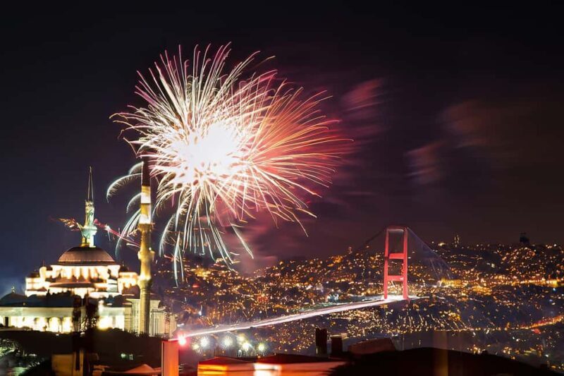 Istanbul: New Year's Eve Bosphorus Cruise with Fireworks - Key Points