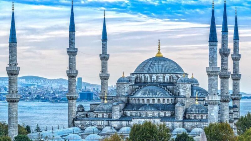 Istanbul: Old Town Tour and Bosphorus Lunch Cruise - The Bosphorus Lunch Cruise: Scenic Luxury on the Water
