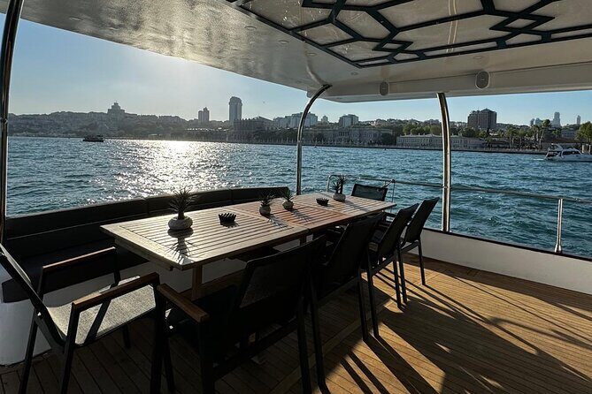 Istanbul Private Luxury Yacht on Bosphorus 25 Meter 82 Feet - Key Points